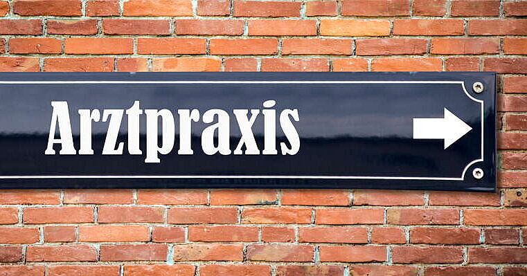 So gestalten Sie Ihr Praxisschild richtig | Praxisärzte-Blog